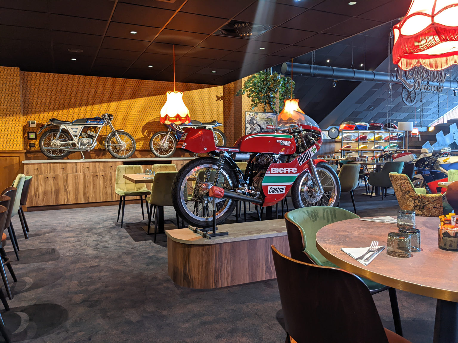 LEGEND FACTORY : The place to eat ! | 4h10