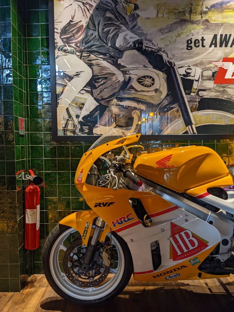 LEGEND FACTORY : The place to eat ! | 4h10