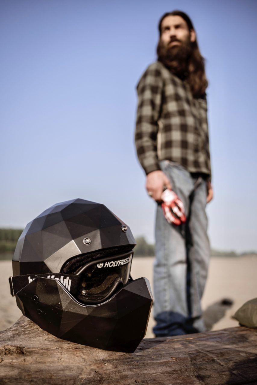 Holy Freedom Stealth Helmet : Roulez libre et avec style ! | 4h10